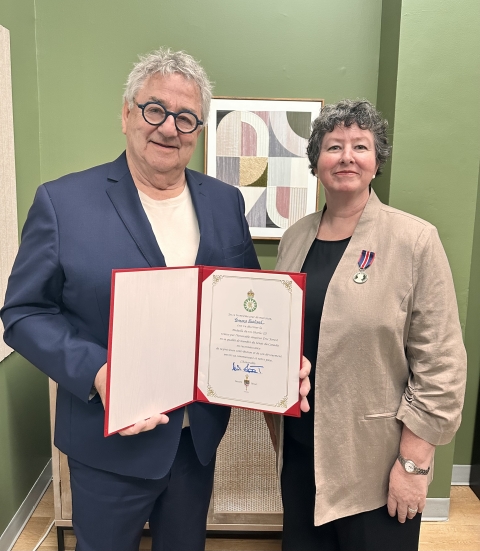 La Médaille du couronnement du roi Charles III à Emma Savard | COSMOSS